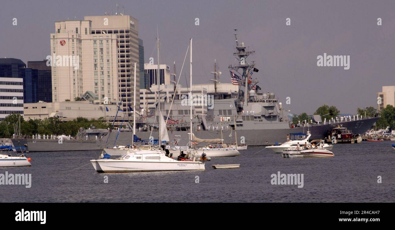 US Navy The Arleigh Burke-class guided missile destroyer USS Mitscher ...