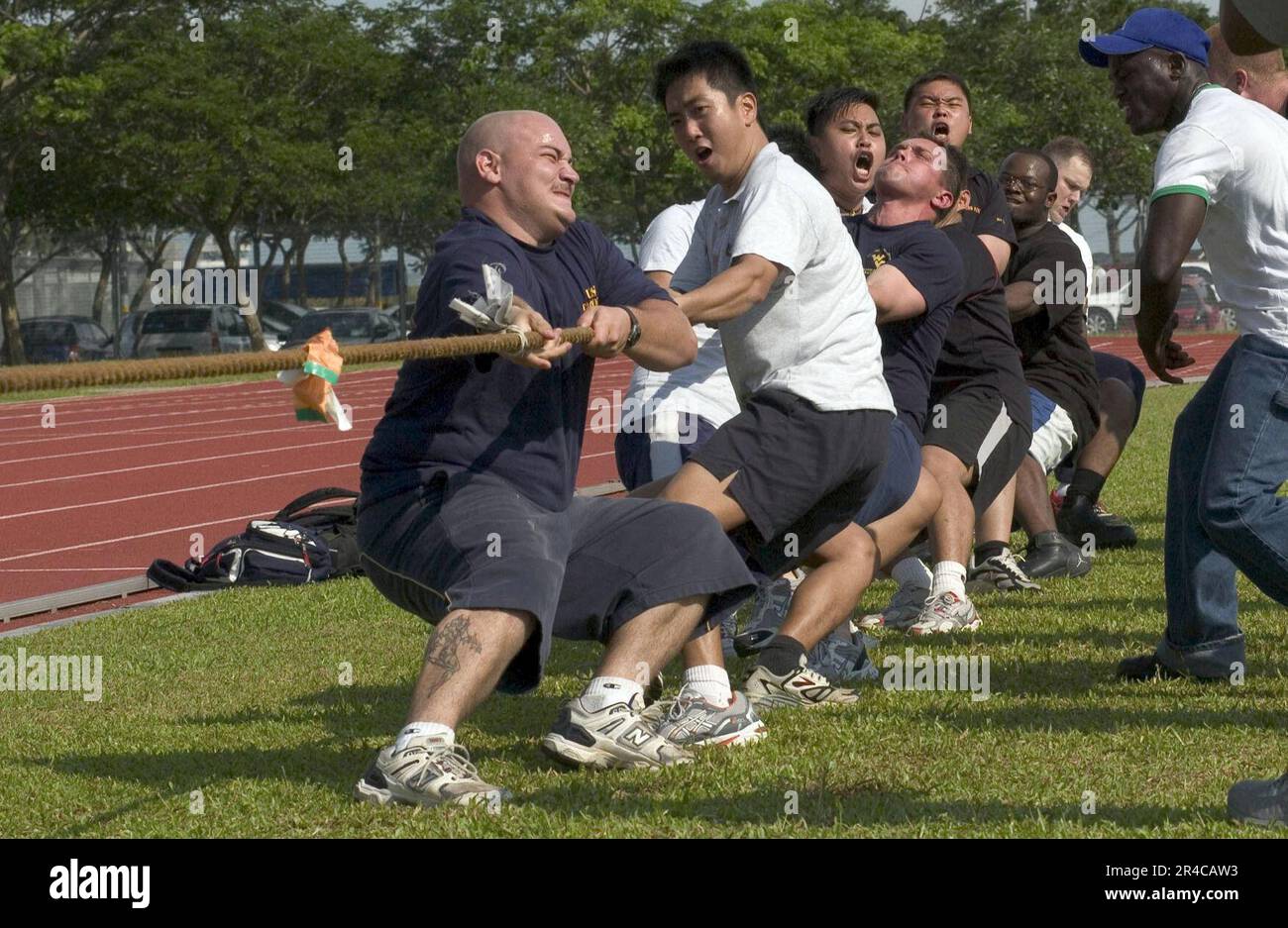 US Navy Republic of Singapore Navy Sailors pull alongside U.S. Navy ...
