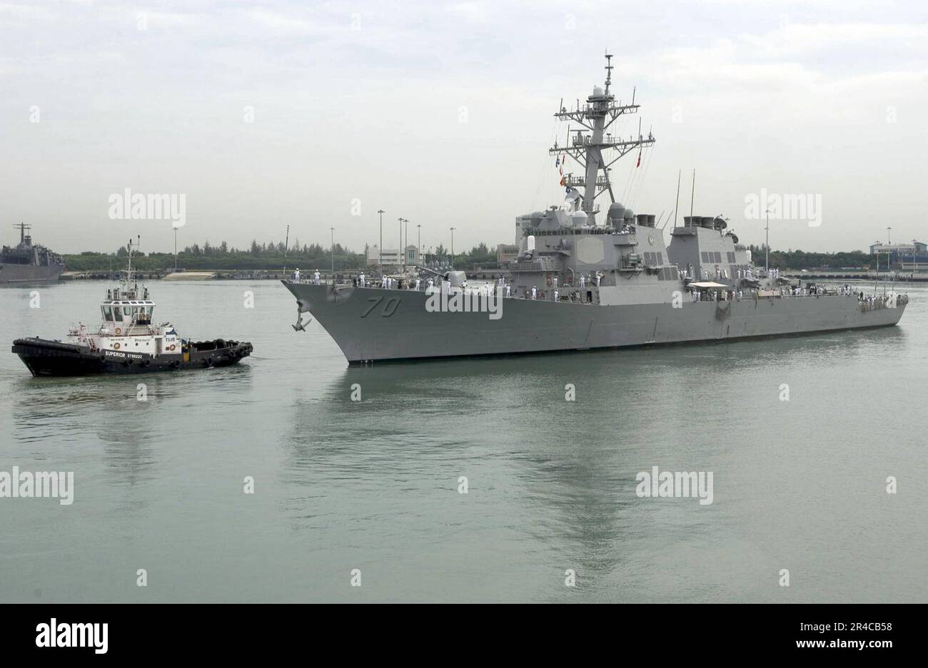 US Navy The Arleigh Burke-class guided missile destroyer USS Hopper ...