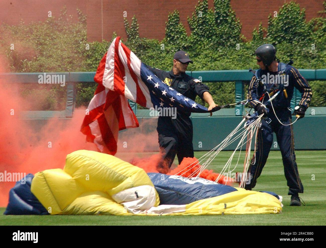 US Navy A member of the Navy Parachute Team Leapfrogs unhooks the ...