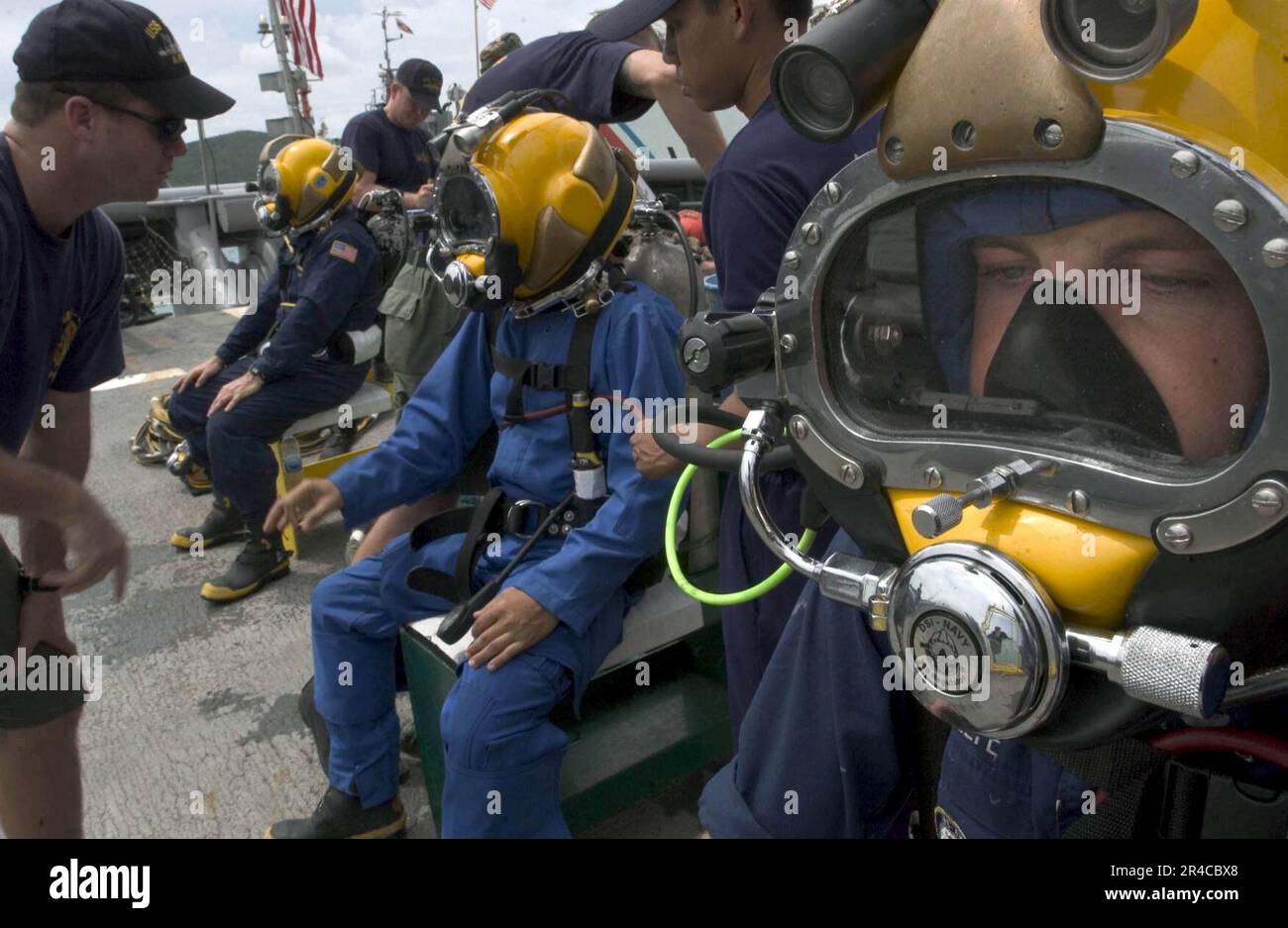 US Navy U.S. Navy and Royal Thai Navy divers prepare for a MK-21 ...