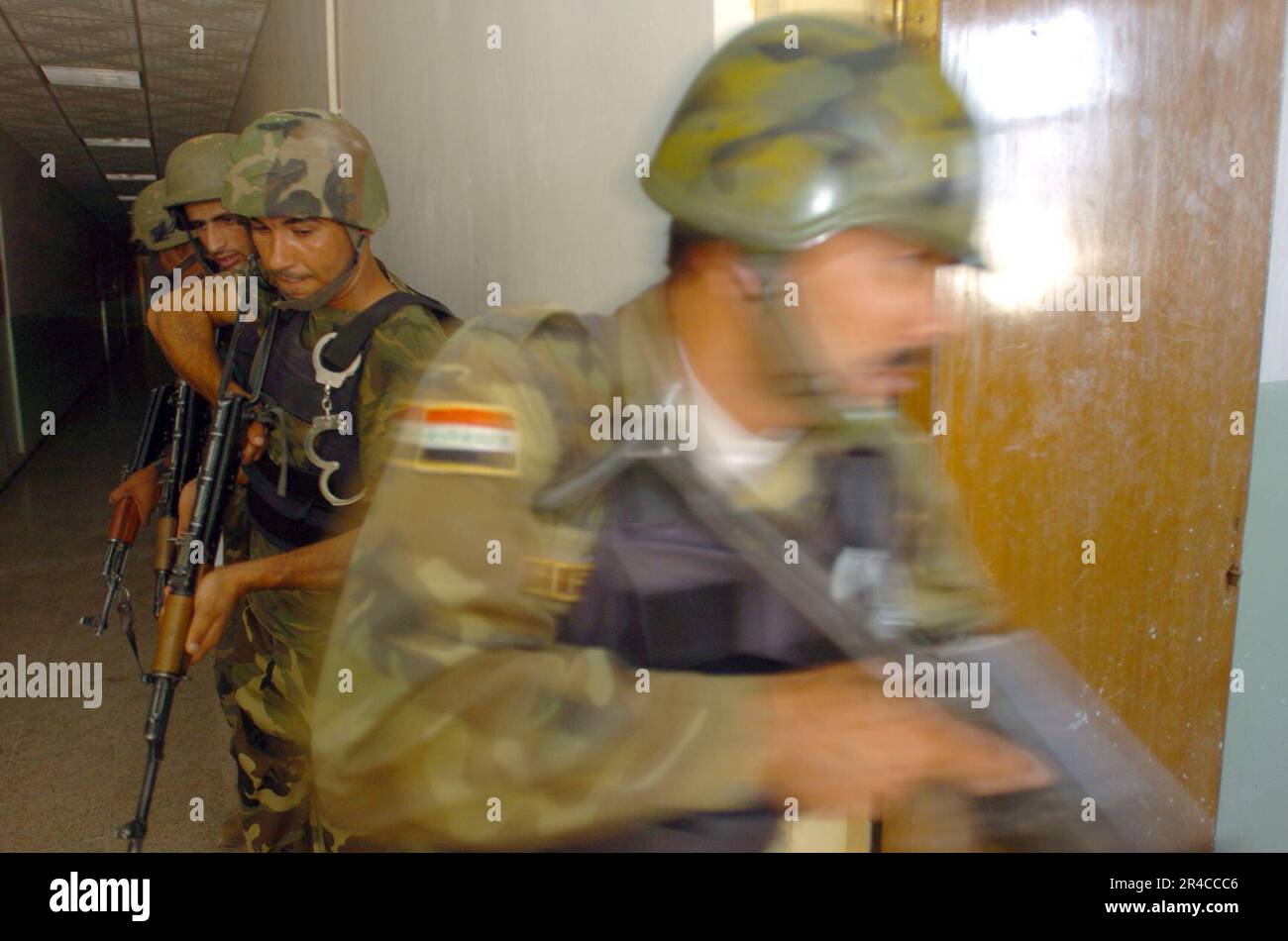 US Navy Iraqi Army (IA) Soldiers practice Close Quarters Battle (CQB ...