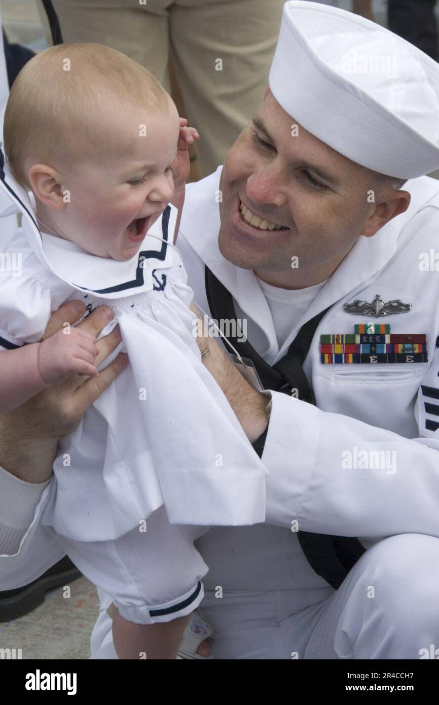 US Navy Storekeeper 1st Class assigned to the frigate USS Ford (FFG 54 ...