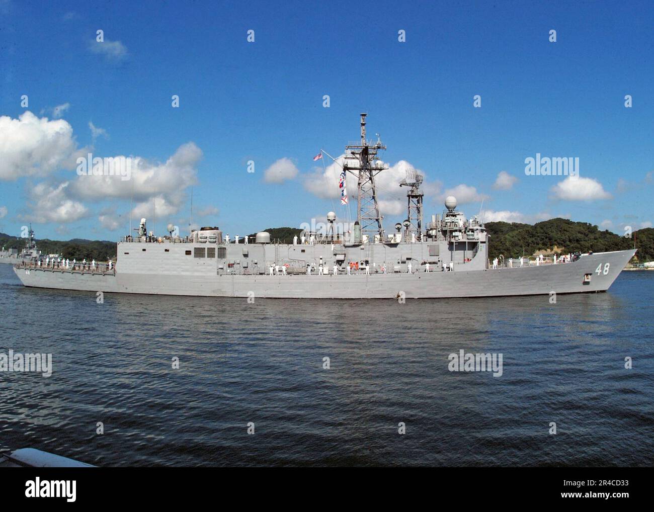 US Navy Sailors aboard the guided missile frigate USS Vandegrift (FFG ...