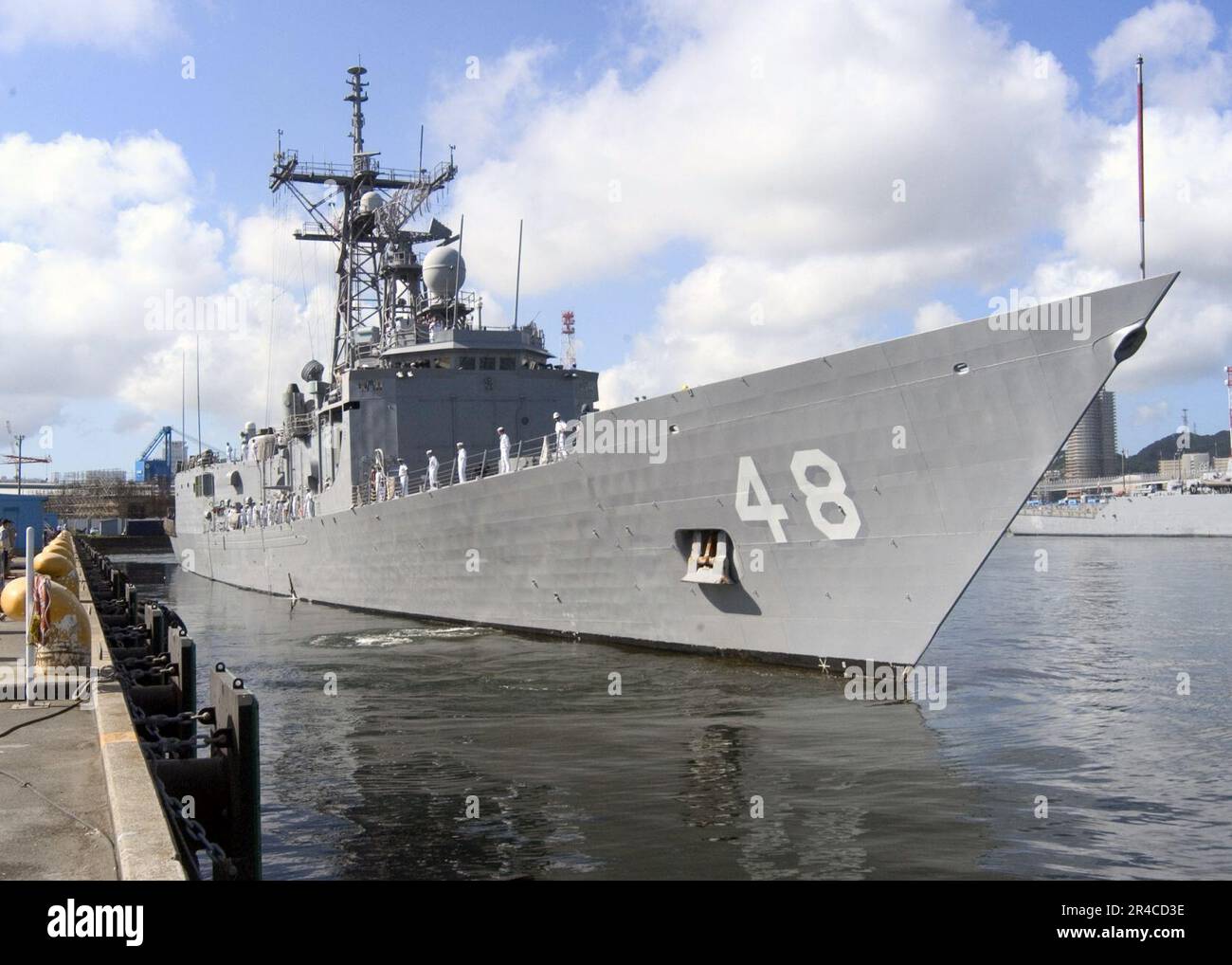US Navy The guided missile frigate USS Vandegrift (FFG 48) departs the ...