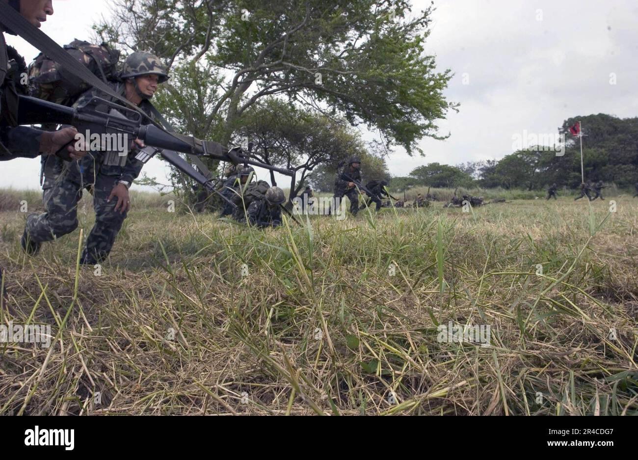 US Navy A platoon of Philippine Marines rush toward their objective ...