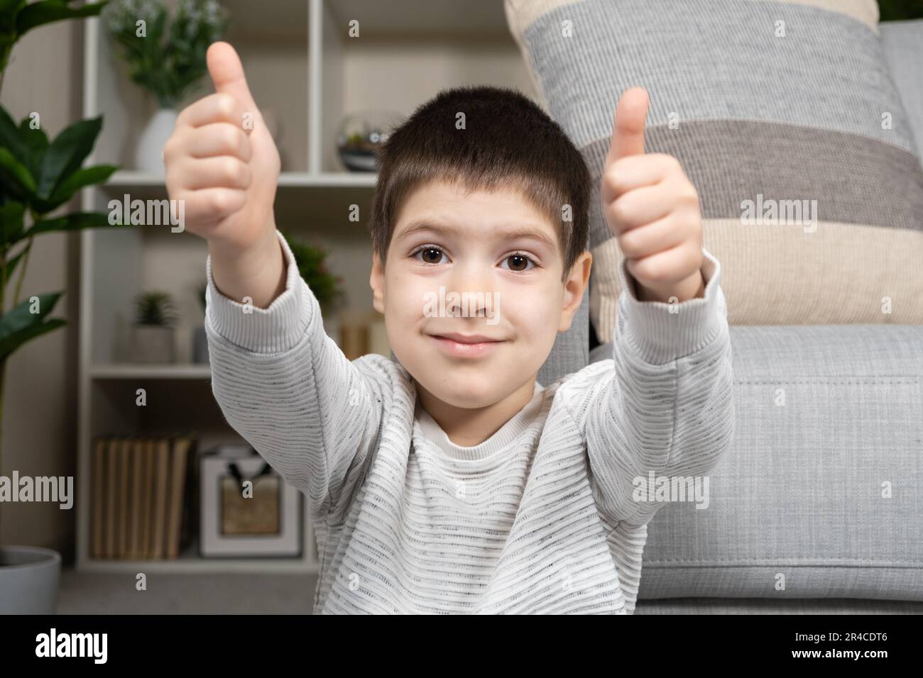 A 5-year-old boy shows his fingers up and smiles Stock Photo - Alamy