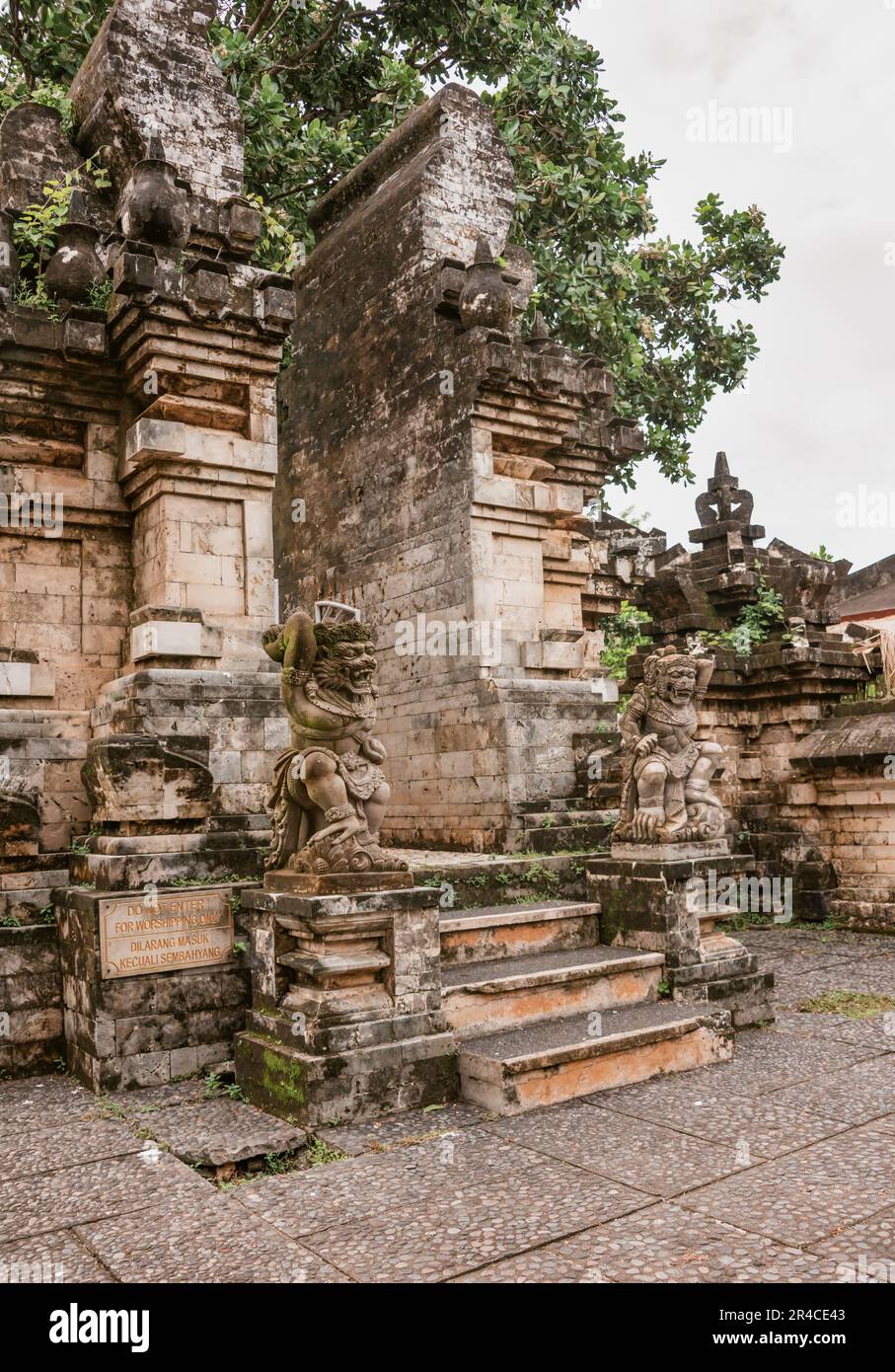Traditional hindu temple hi-res stock photography and images - Alamy