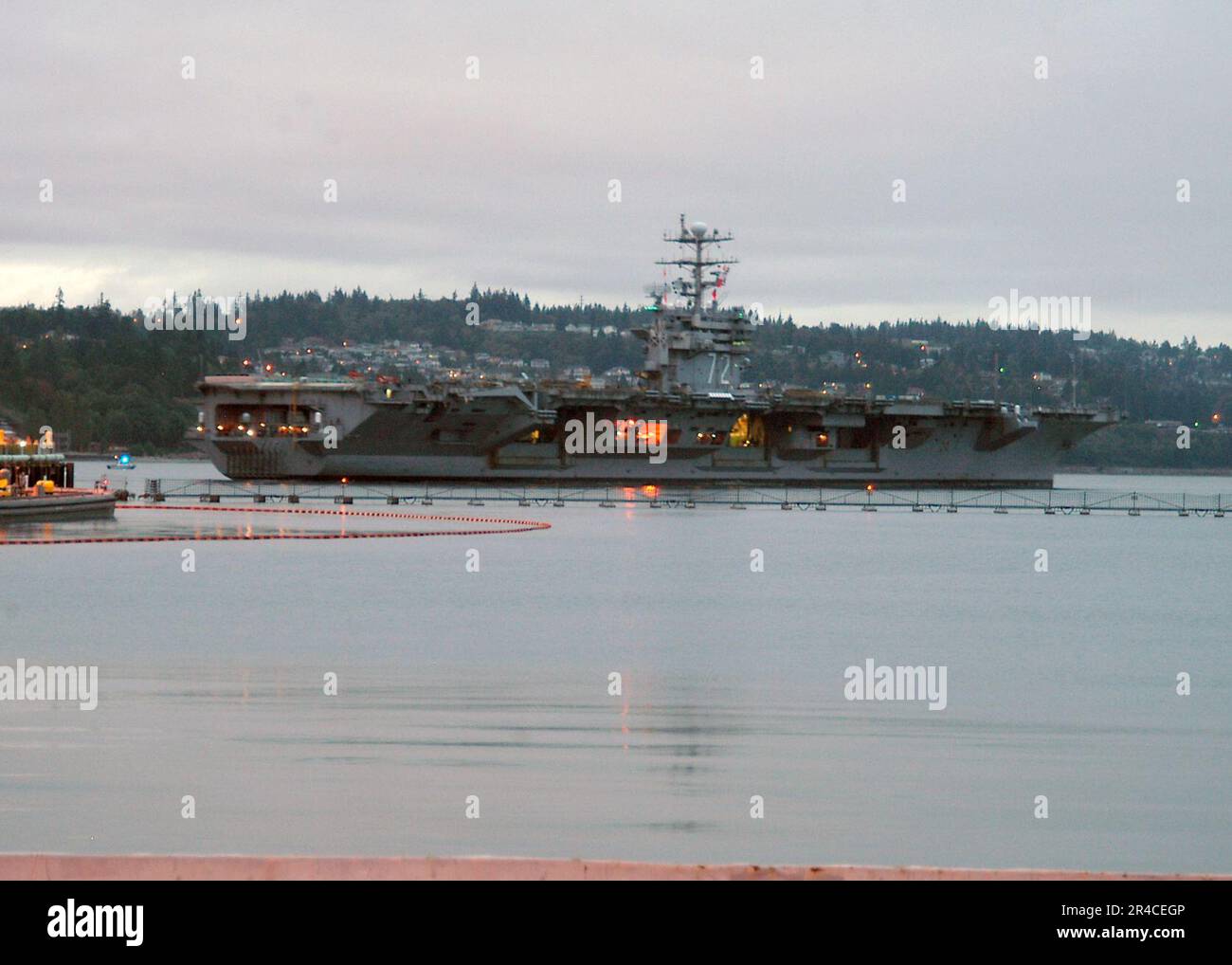 US Navy The Nimitz-class aircraft carrier USS Abraham Lincoln (CVN 72 ...