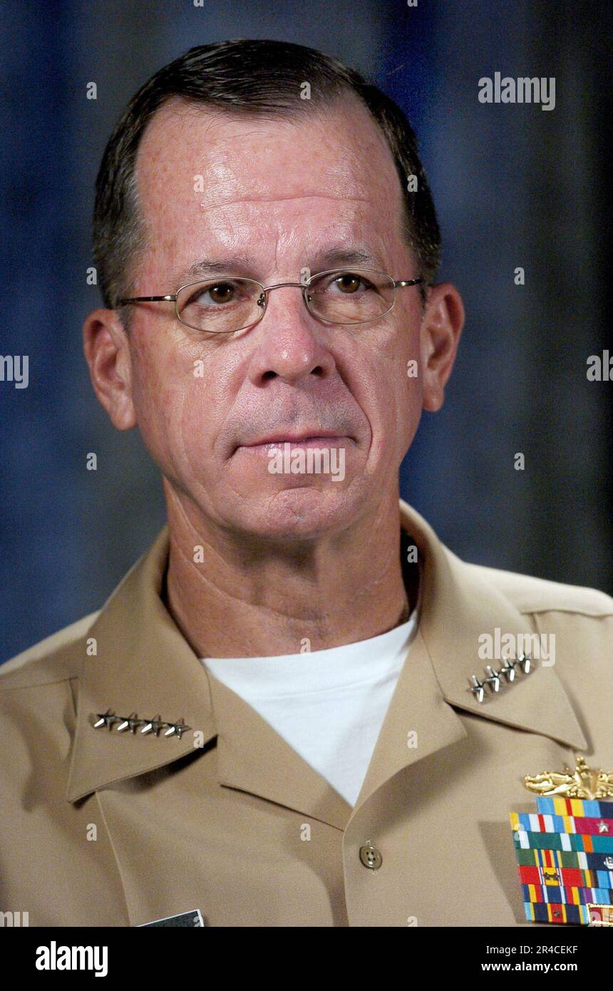 Cno adm mike mullen hi-res stock photography and images - Alamy
