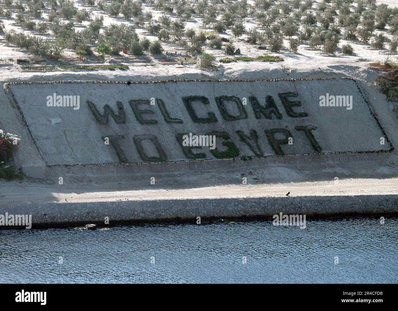 US Navy The amphibious assault ship USS Saipan (LHA 2) pass a ''Welcome ...
