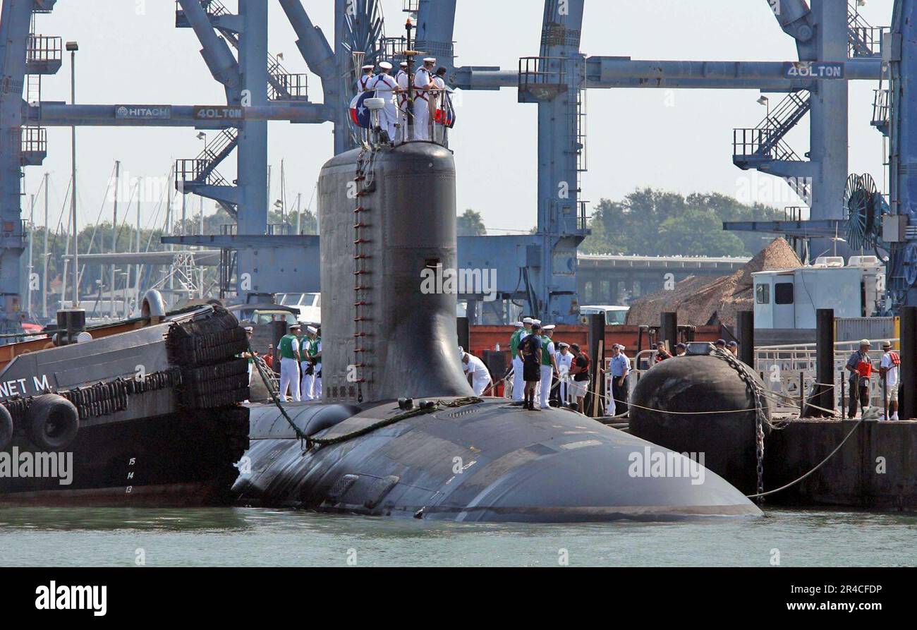 US Navy The Virginia-class attack submarine USS Texas (SSN 775) arrives ...