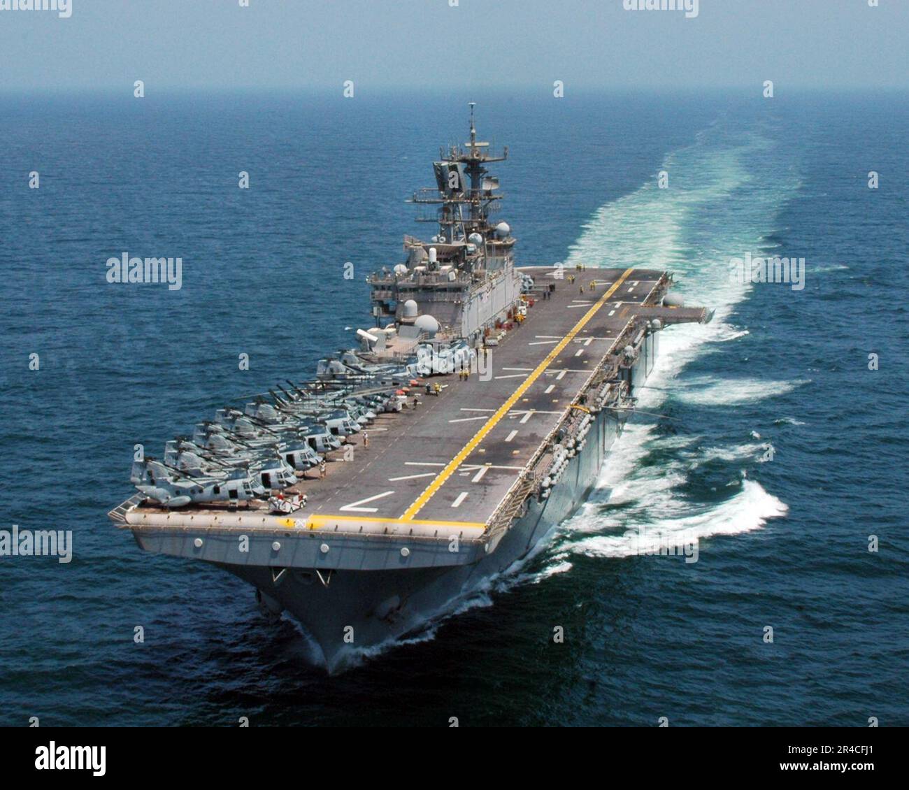 US Navy The amphibious assault ship USS Iwo Jima (LHD 7) conducts ...