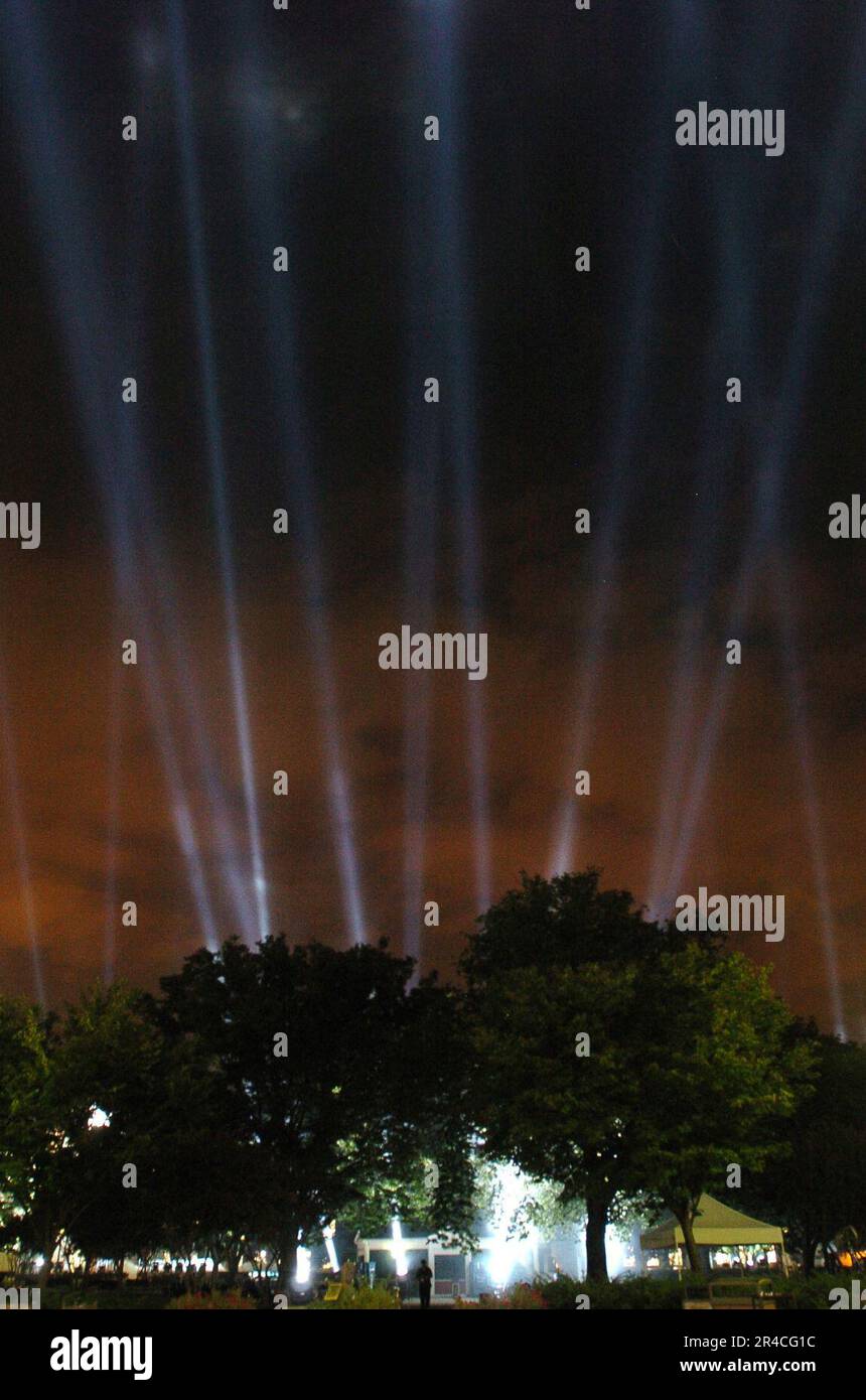 US Navy 184 beams of light projected from the Pentagon courtyard ...
