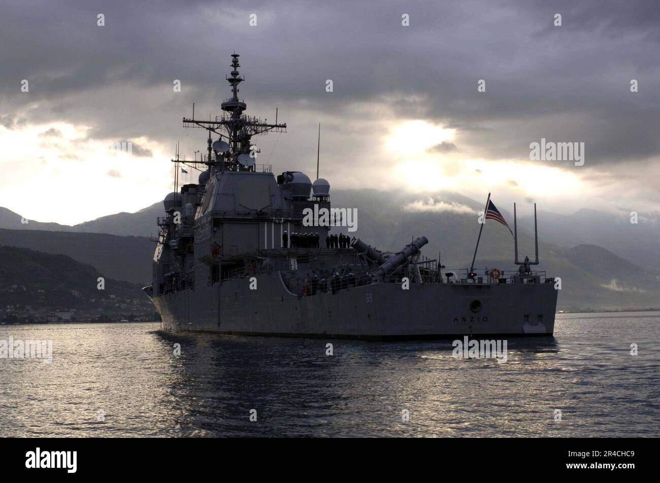 US Navy Guided-missile cruiser USS Anzio (CG 68) pulls into port at ...