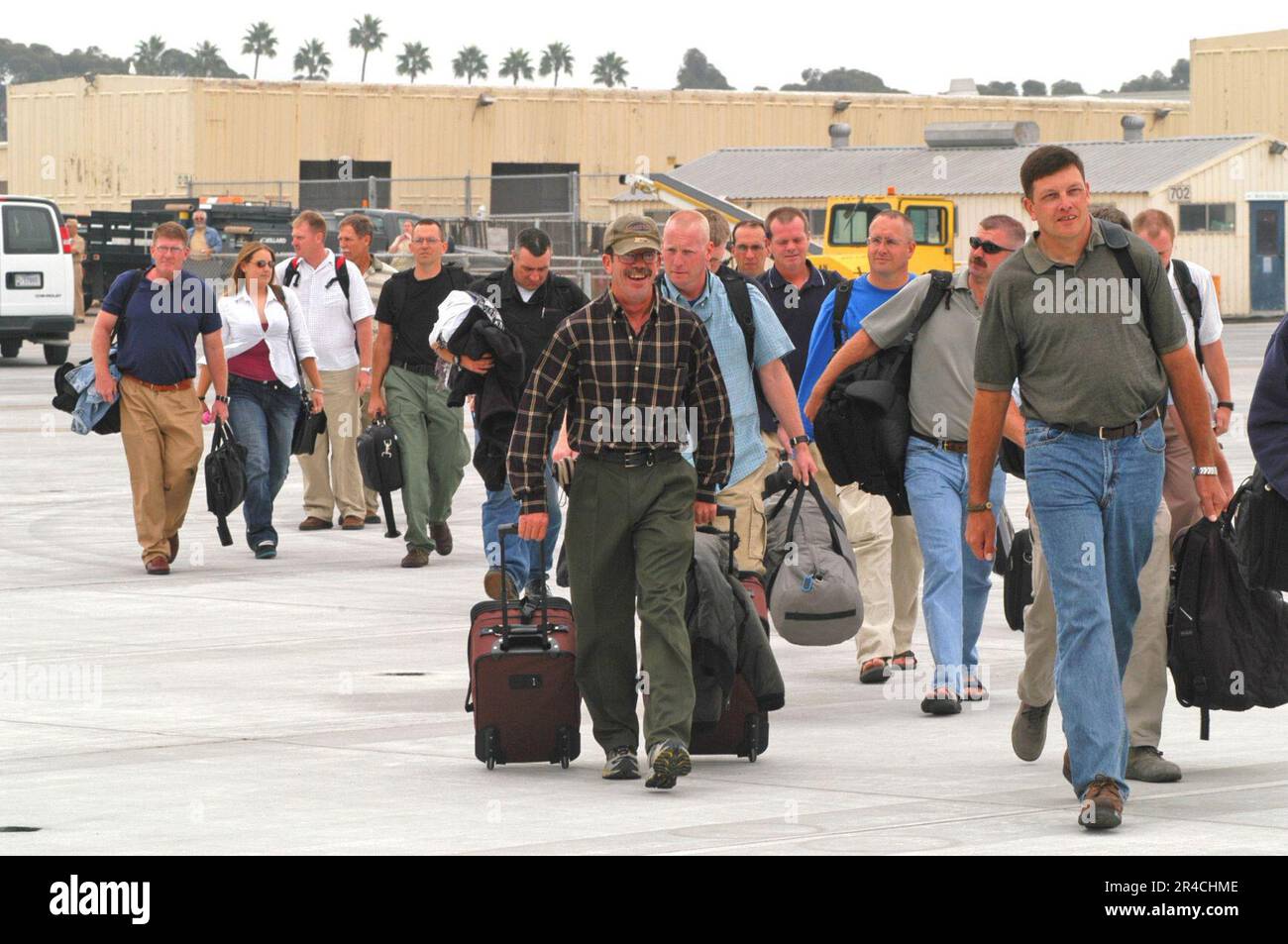 US Navy Sailors from Navy Mobile In-Shore Undersea Warfare Unit One One ...