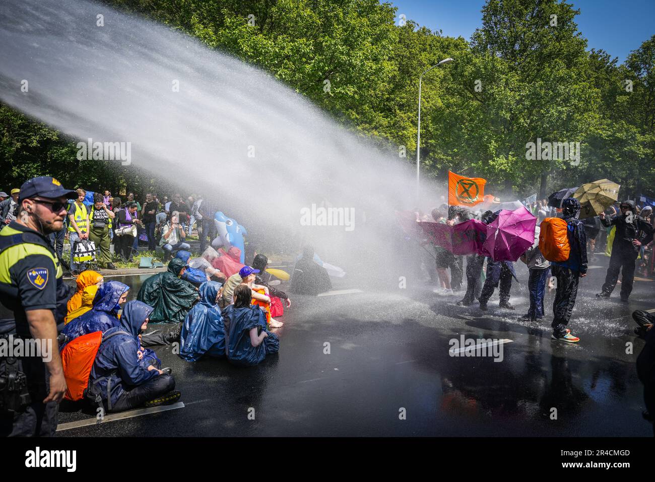THE HAGUE - The police are using a water cannon against Extinction ...