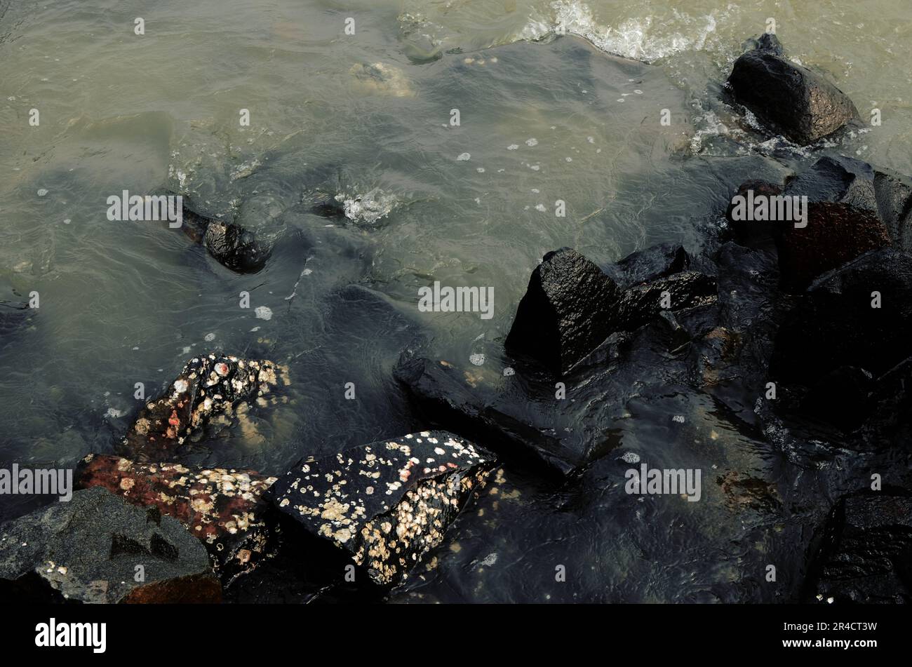 Rock submerged in sea water hi-res stock photography and images - Alamy