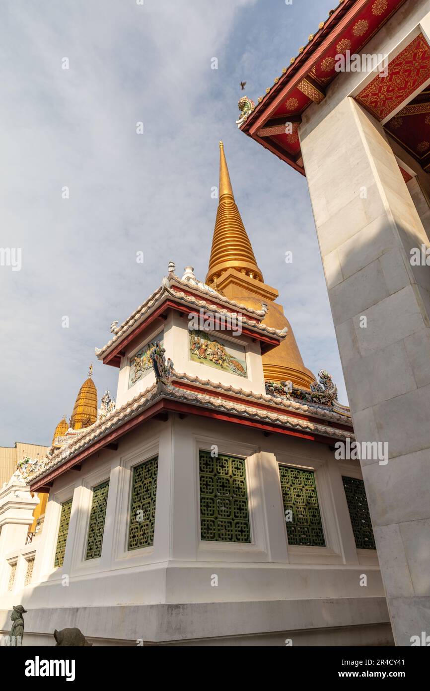 Golden chedi (stupa) of Wat Bowonniwetwiharn Ratchaworawiharn (Wat ...