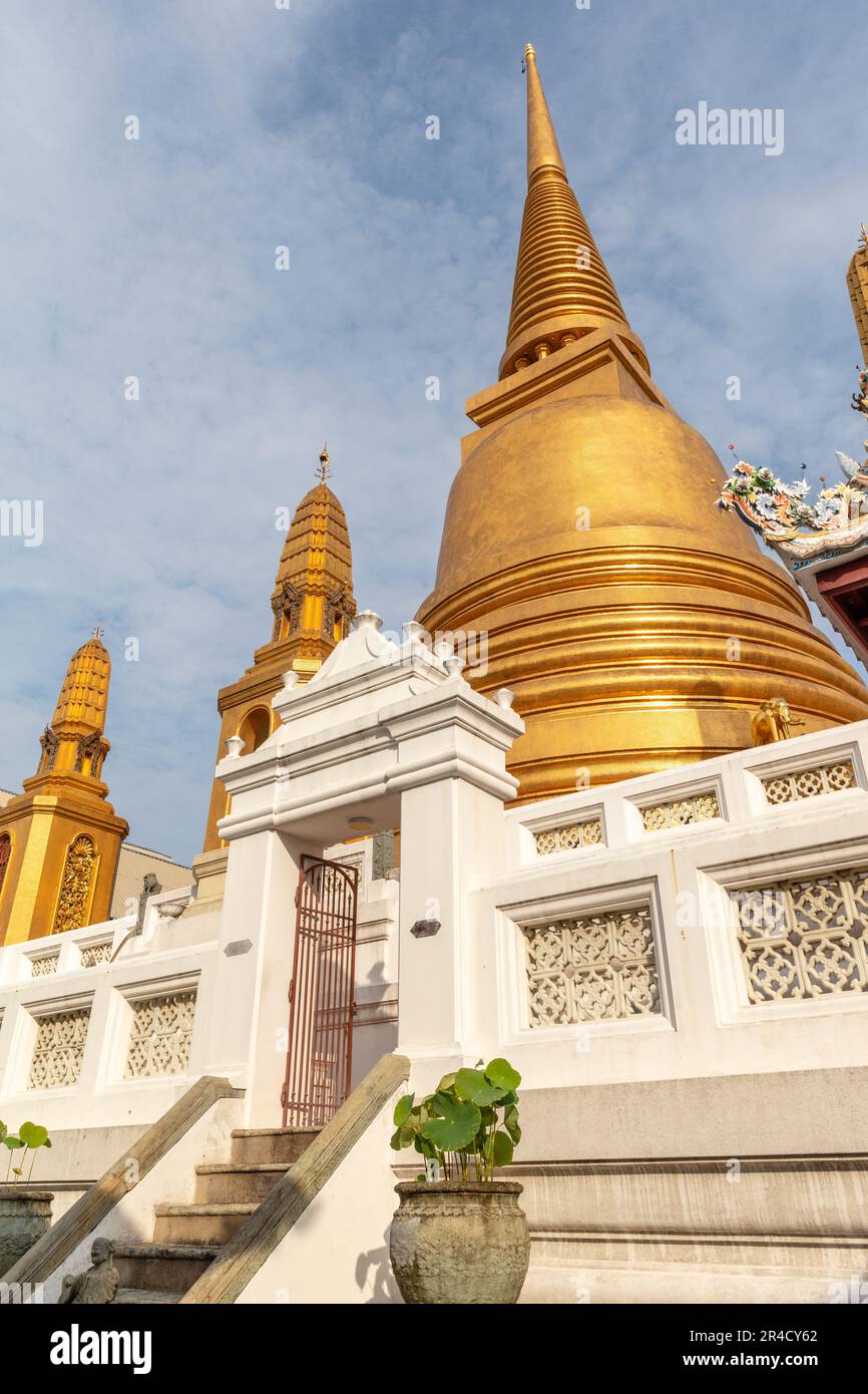 Golden chedi (stupa) of Wat Bowonniwetwiharn Ratchaworawiharn (Wat ...