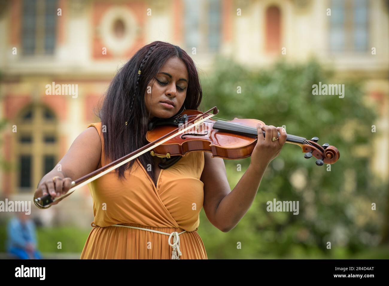Lovely black woman playing violin in a park in Paris Stock Photo - Alamy