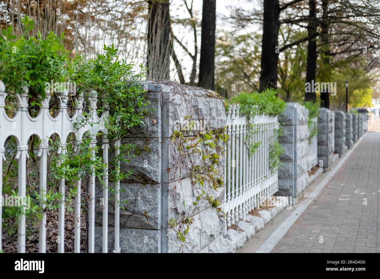 Footpath next to fence hi-res stock photography and images - Alamy