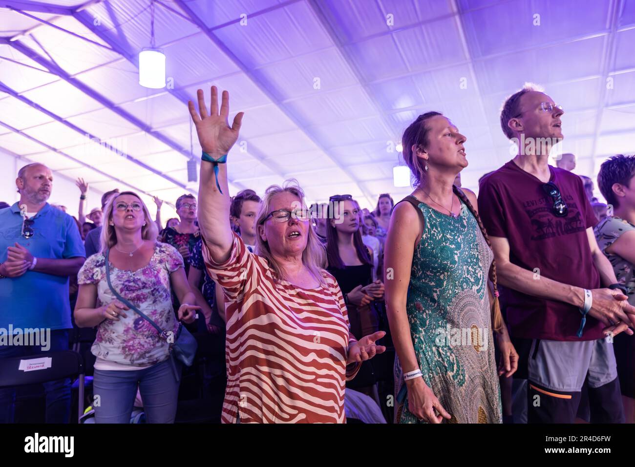 BIDDINGHUIZEN - Visitors during a congregational singing at the ...