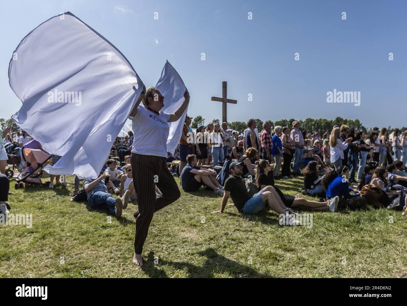 BIDDINGHUIZEN - Visitors during a congregational singing at the ...