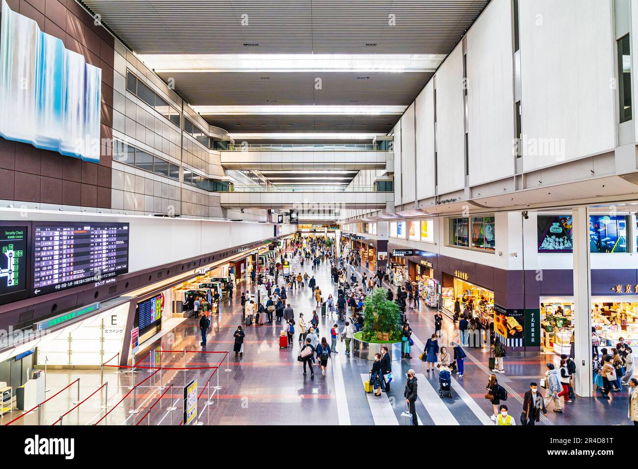 Tokyo haneda airport interior japan hi-res stock photography and images ...