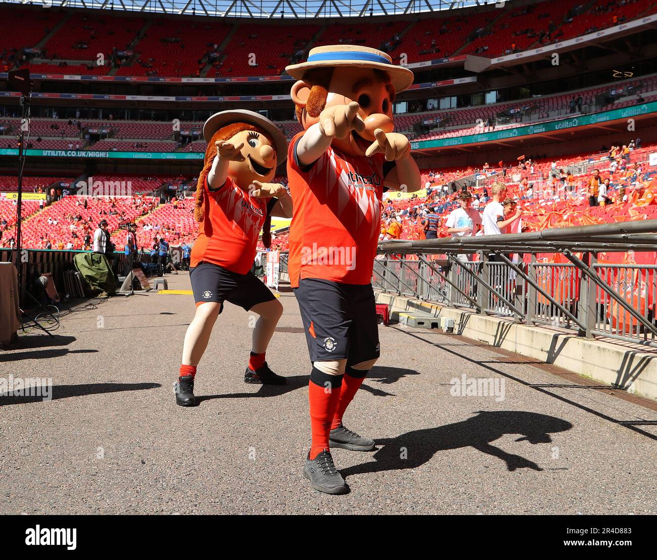 Football mascots uk hi-res stock photography and images - Alamy