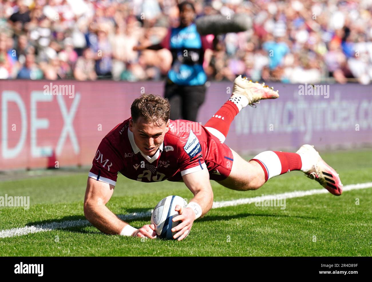 Sale Sharks' Tom Roebuck dives in to score his sides second try during ...