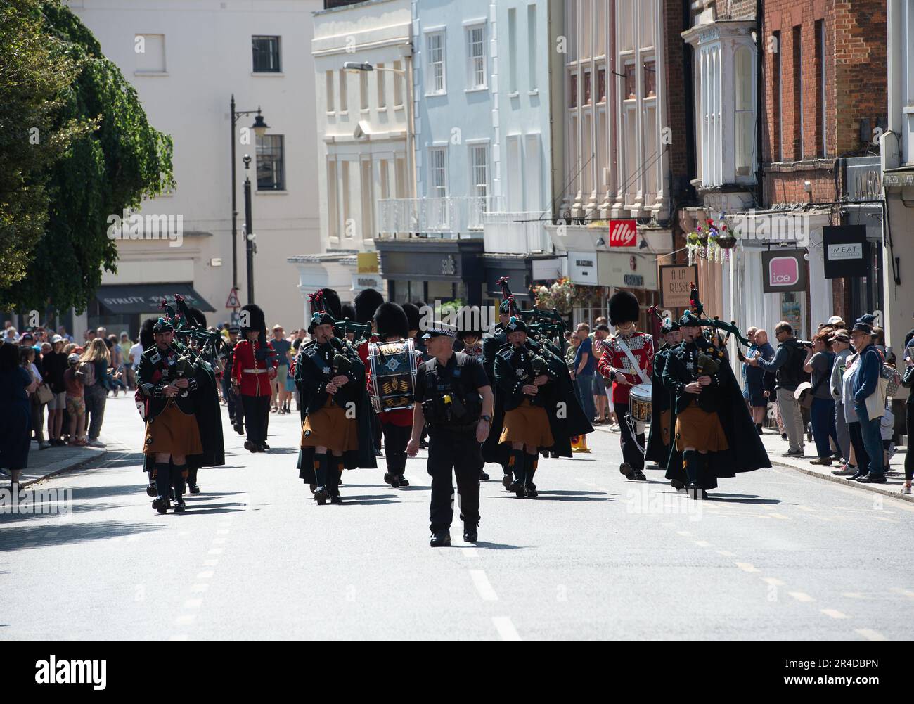 Musical support 12th company irish guards pipes and drums hi-res stock photography and images ...