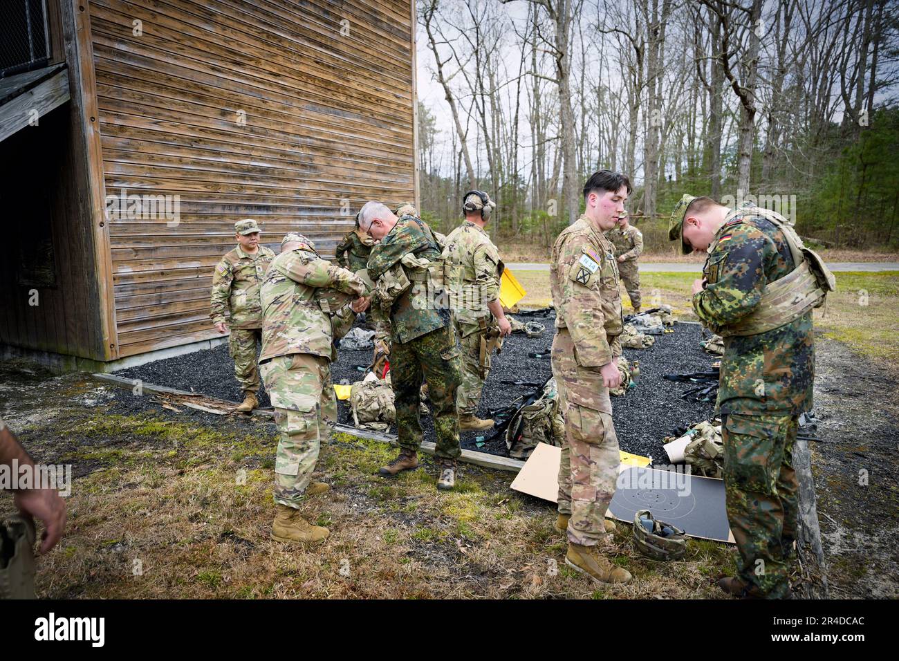 U.S. Army Reserve Soldiers share their gear with Soldiers from the ...