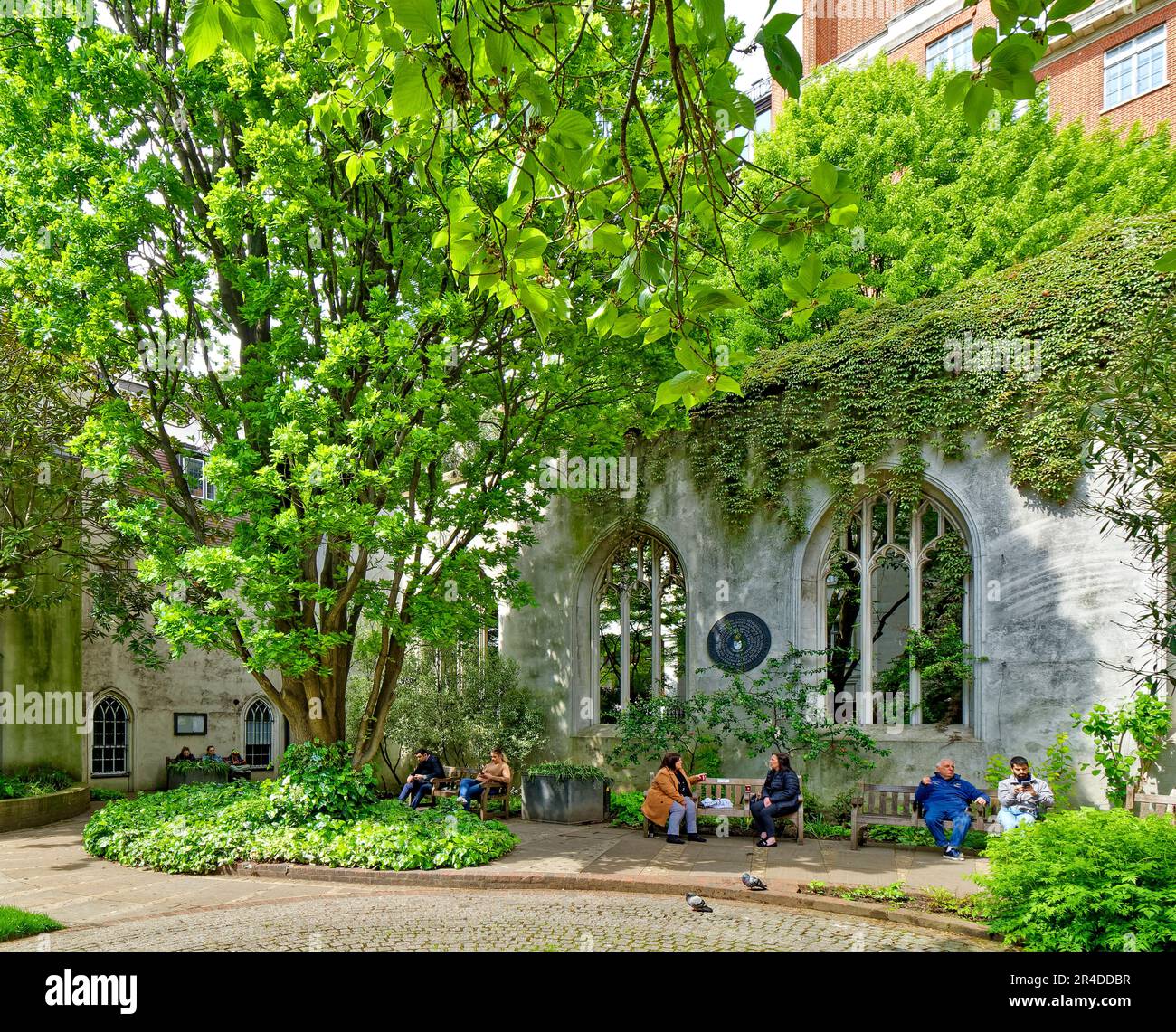 London St Dunstans Hill and St Dunstan in the East Church Garden people ...