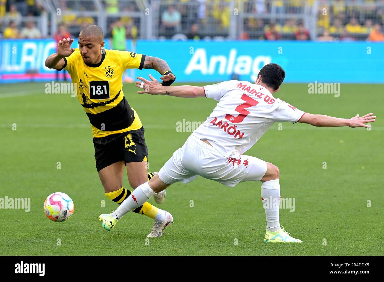 DORTMUND - (l-r) Donyell Malen of Borussia Dortmund, Aaron Martin of 1 ...