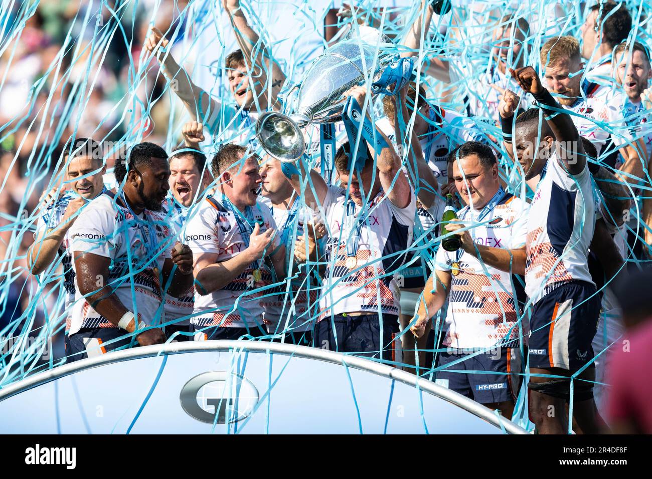 Owen Farrell of Saracens lifts the Gallagher Premiership Trophy ...
