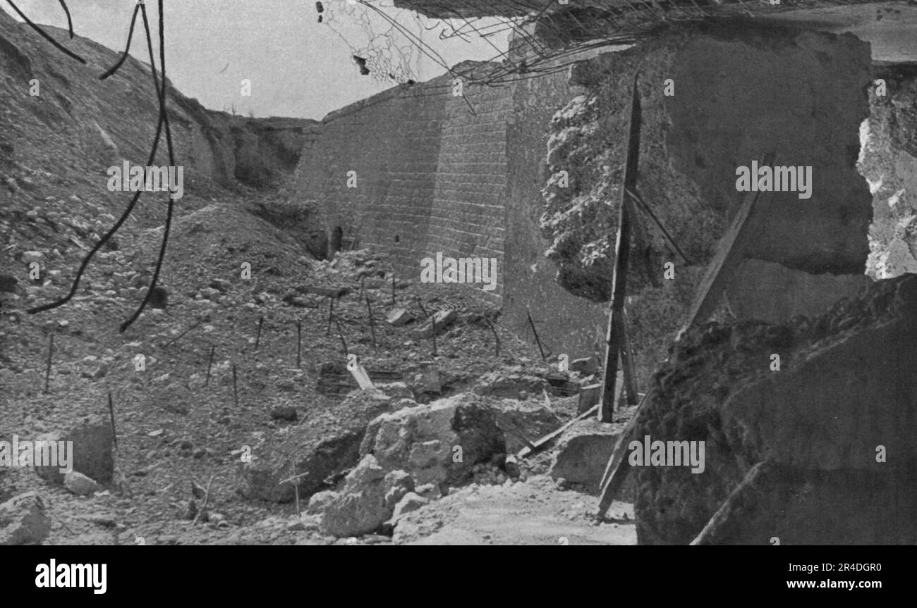 ' Le Fort de Vaux; Aspect d'un angle de l'ouvrage avec les enormes ...