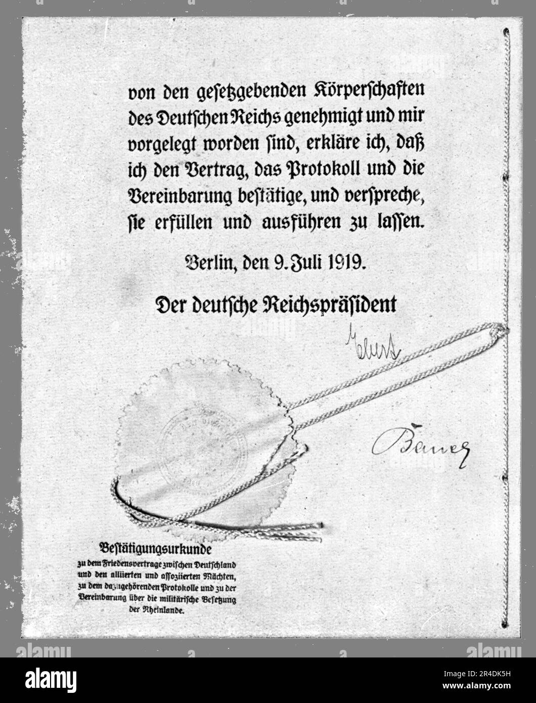 'Le document de Versailles; Signatures du president Ebert et du ...
