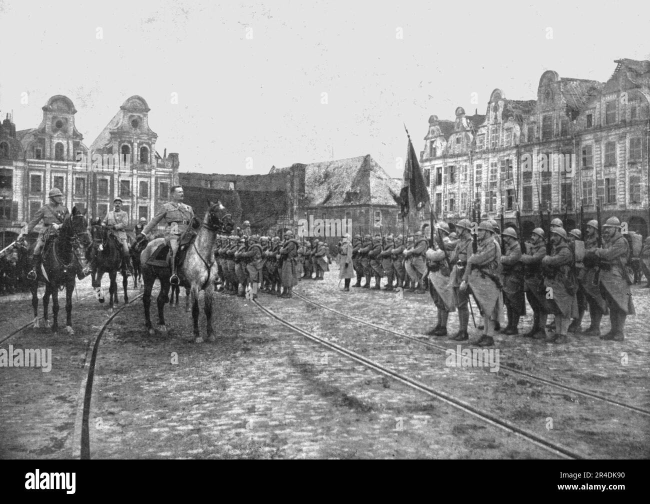 'Le Retour des Vainqueurs; Arras: le salut au drapeau du 33e regiment d ...