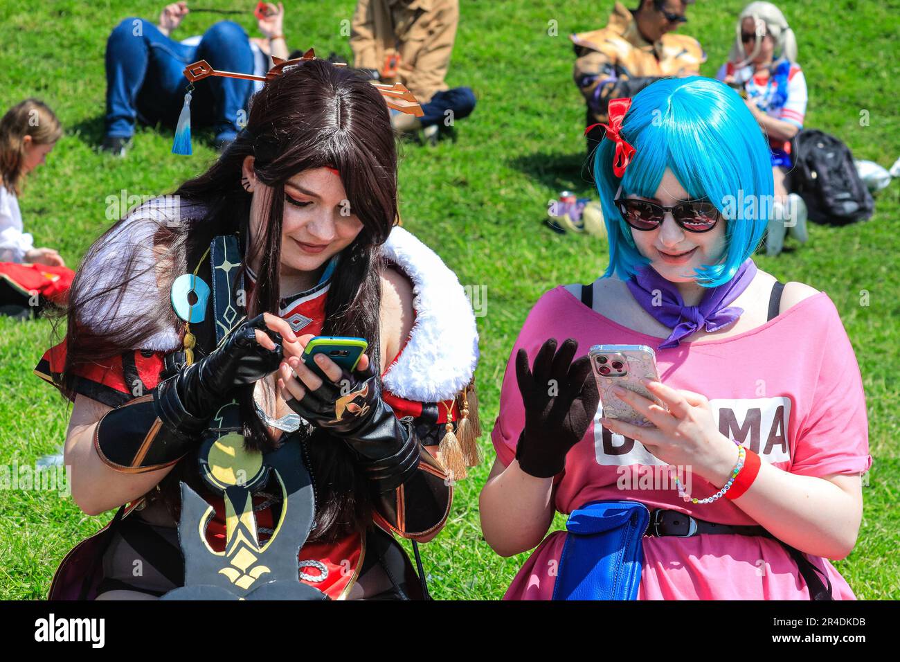 London, UK. 27th May, 2023. Two visitors in the gardens. Fans and ...