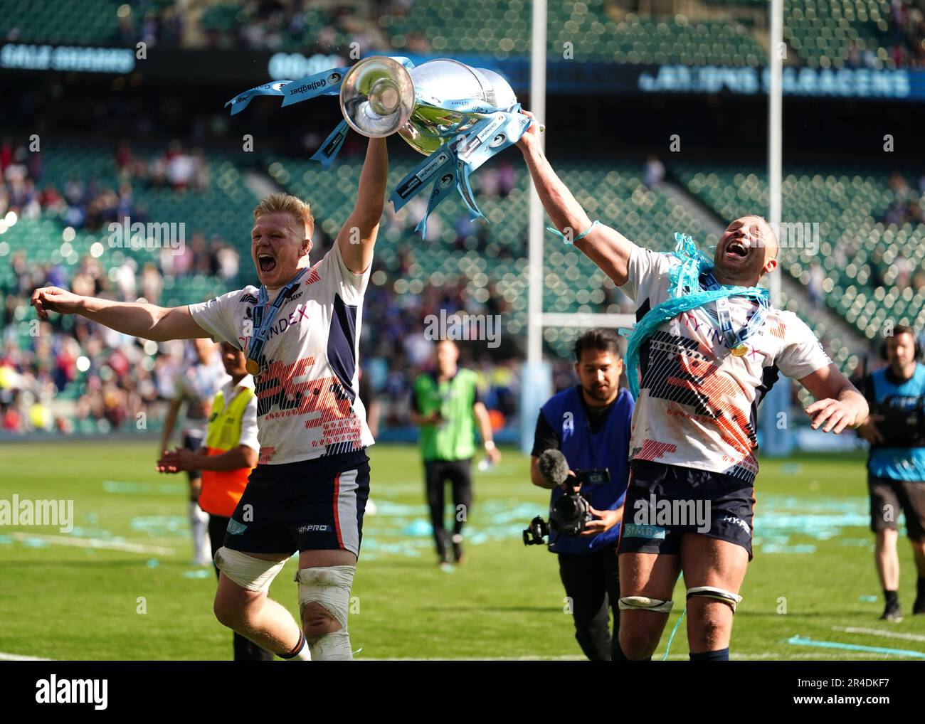 Saracens' Hugh Tizard (left) and Nick Isiekwe celebrate with the trophy ...