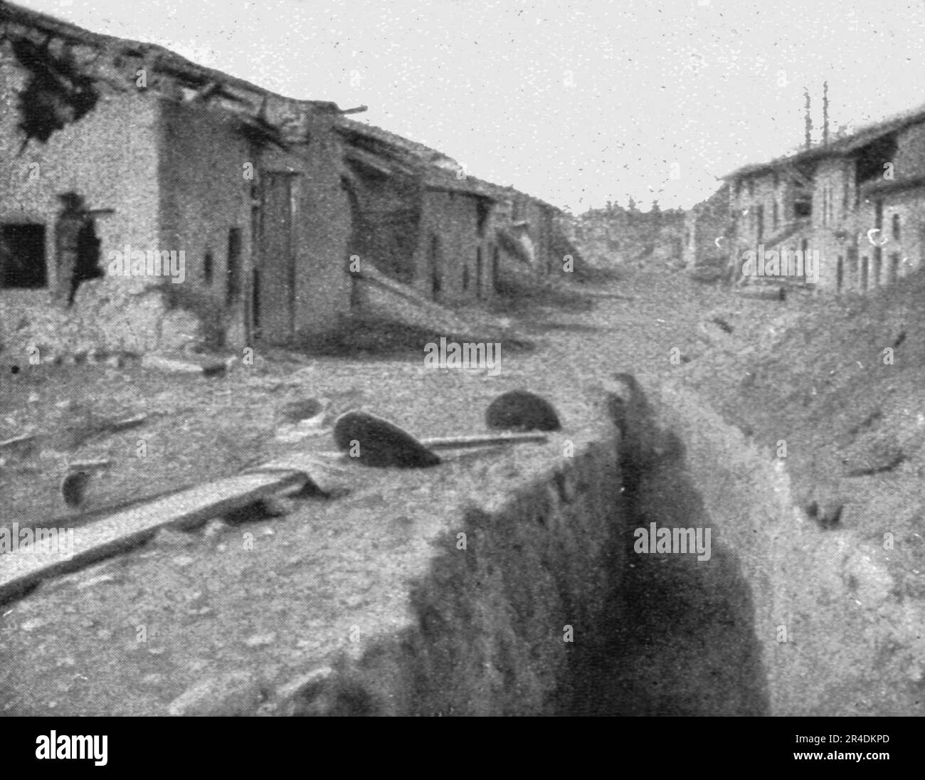 ''Le Champ de Bataille; Une vue de Cumieres au debut de mai, pendant l'effort allemand a l'Quest ...