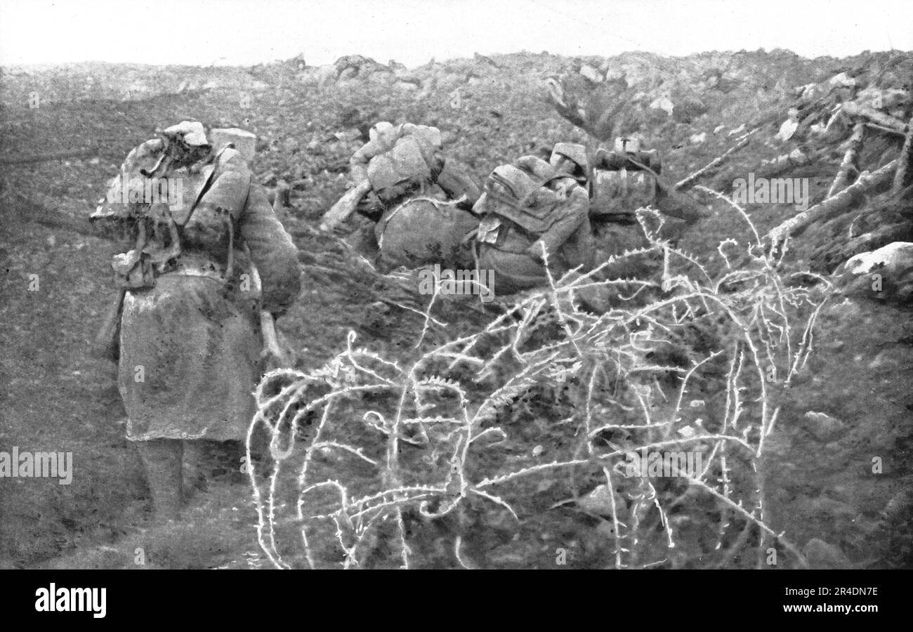''Aux Eparges; Au signal, les troupes ont bondi des boyaux et s'avancent dans le terrain ...