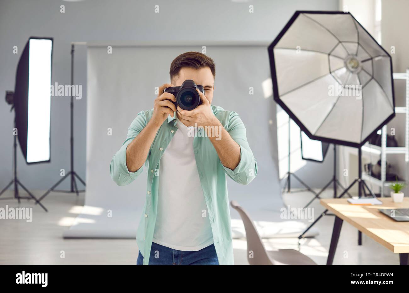 Artist photographing with light box hi-res stock photography and images ...