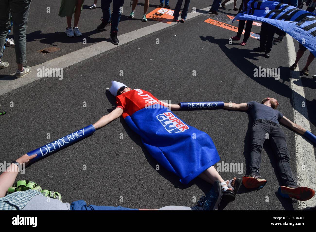 Anti lock down protests rally hi-res stock photography and images - Alamy