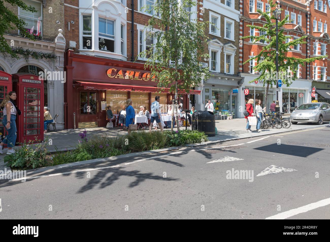People out and about shopping in Marylebone High Street on sunny early ...