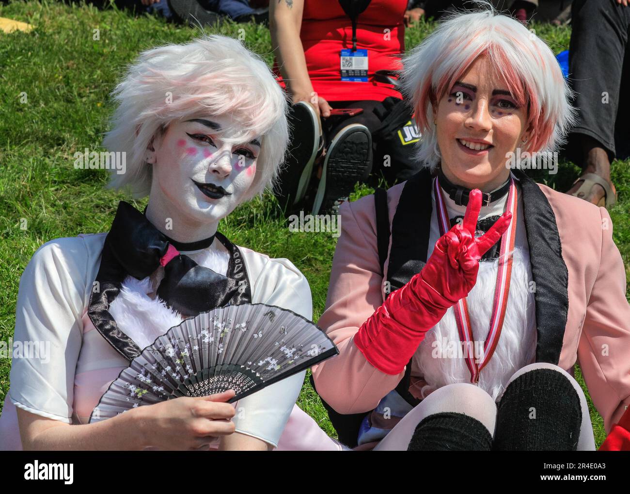 London, UK. 27th May, 2023. Visitors relax in the sunshine. Fans and ...