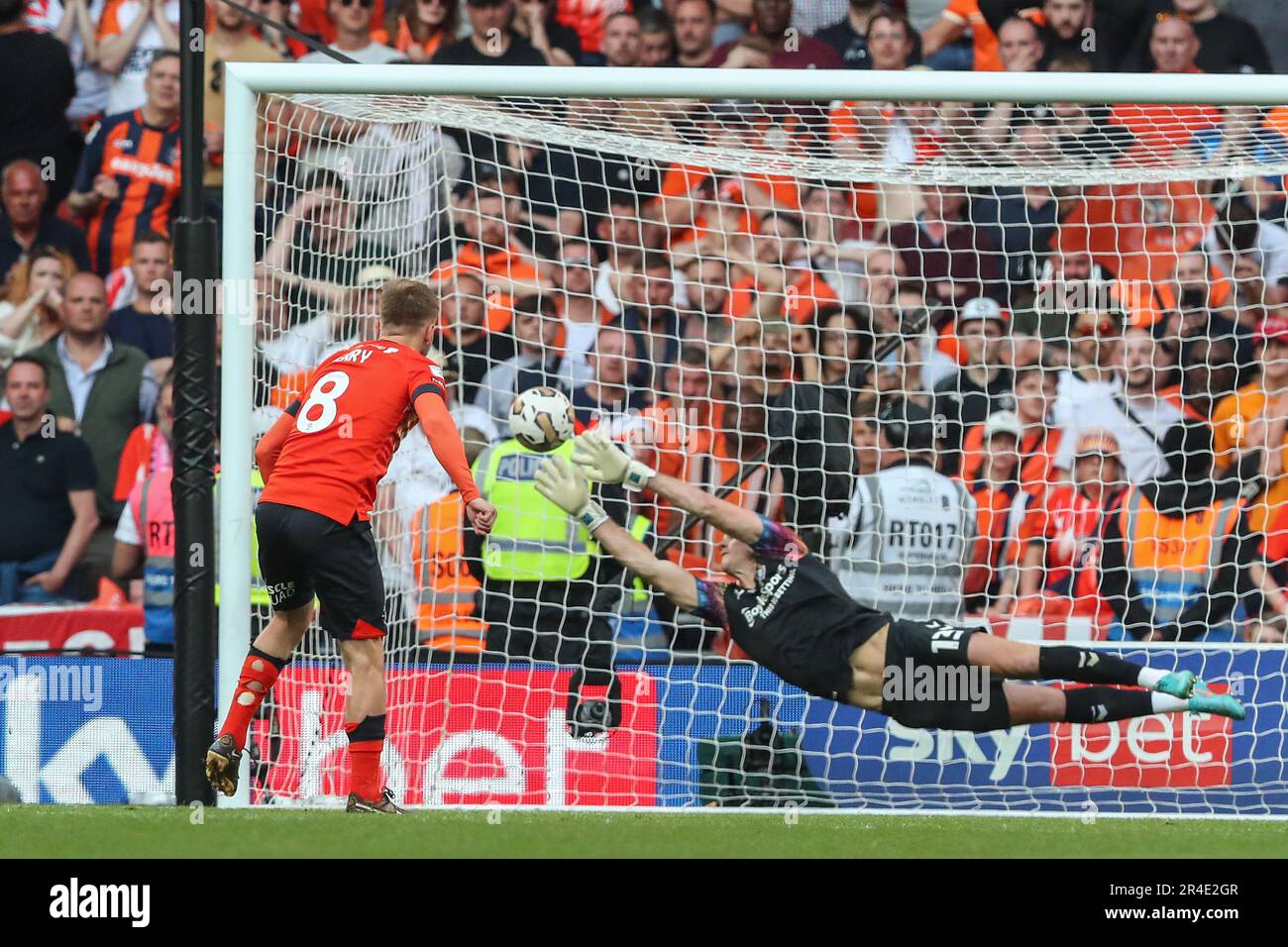 Luke Berry #8 of Luton Town scores during the penalty shootout during ...