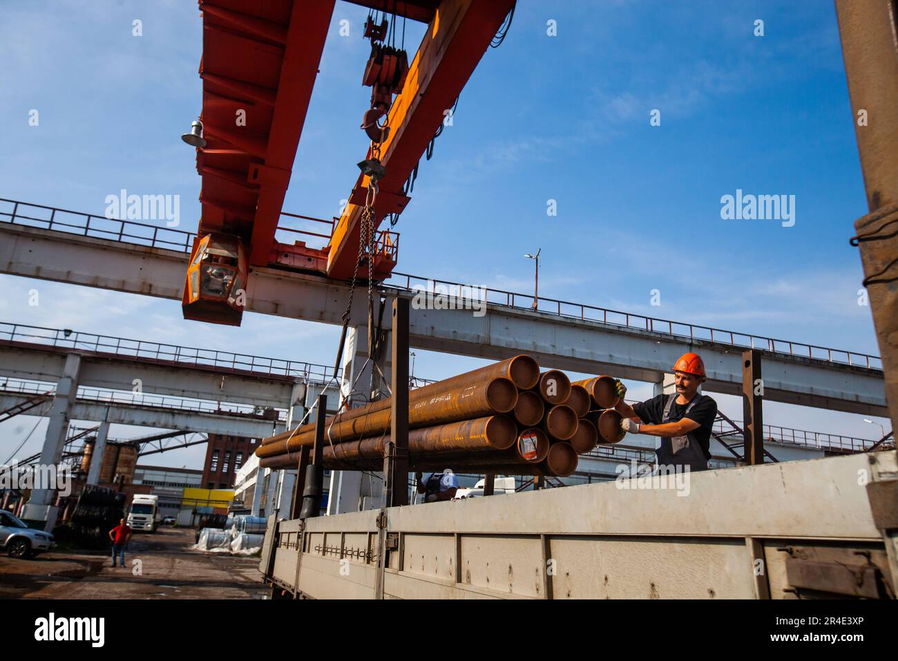 Loading pipes bridge crane hi-res stock photography and images - Alamy