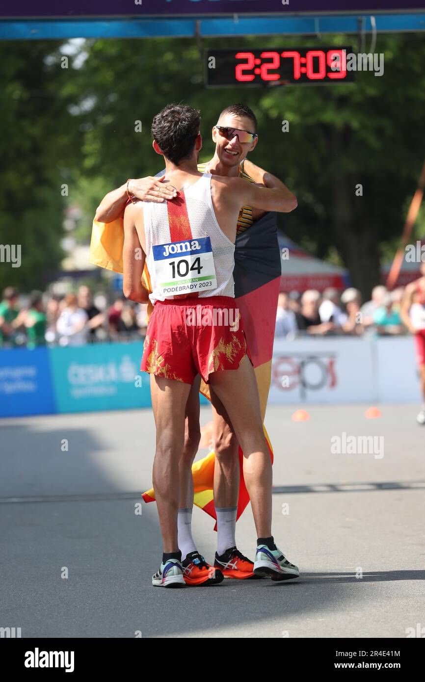 The first two, Álvaro MARTÍN and Christopher LINKE, hugging each other ...